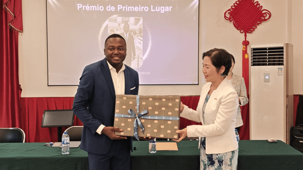 Embaixada da China realiza entrega de prémios de concurso de redação em ...